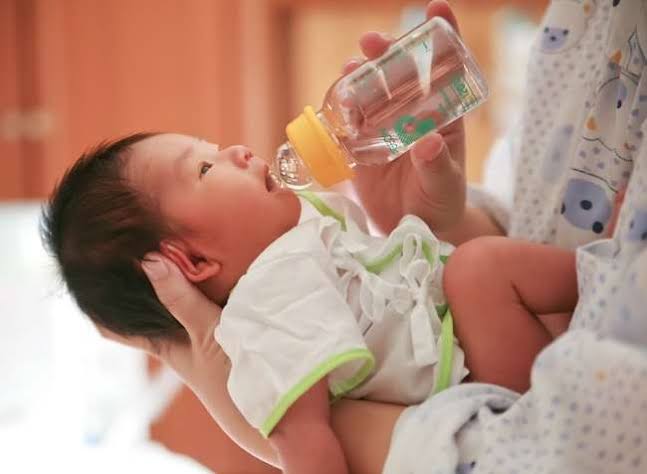 Bayi Di Bawah Enam Bulan Amankah Minum Air Putih? Ini Penjelasannya